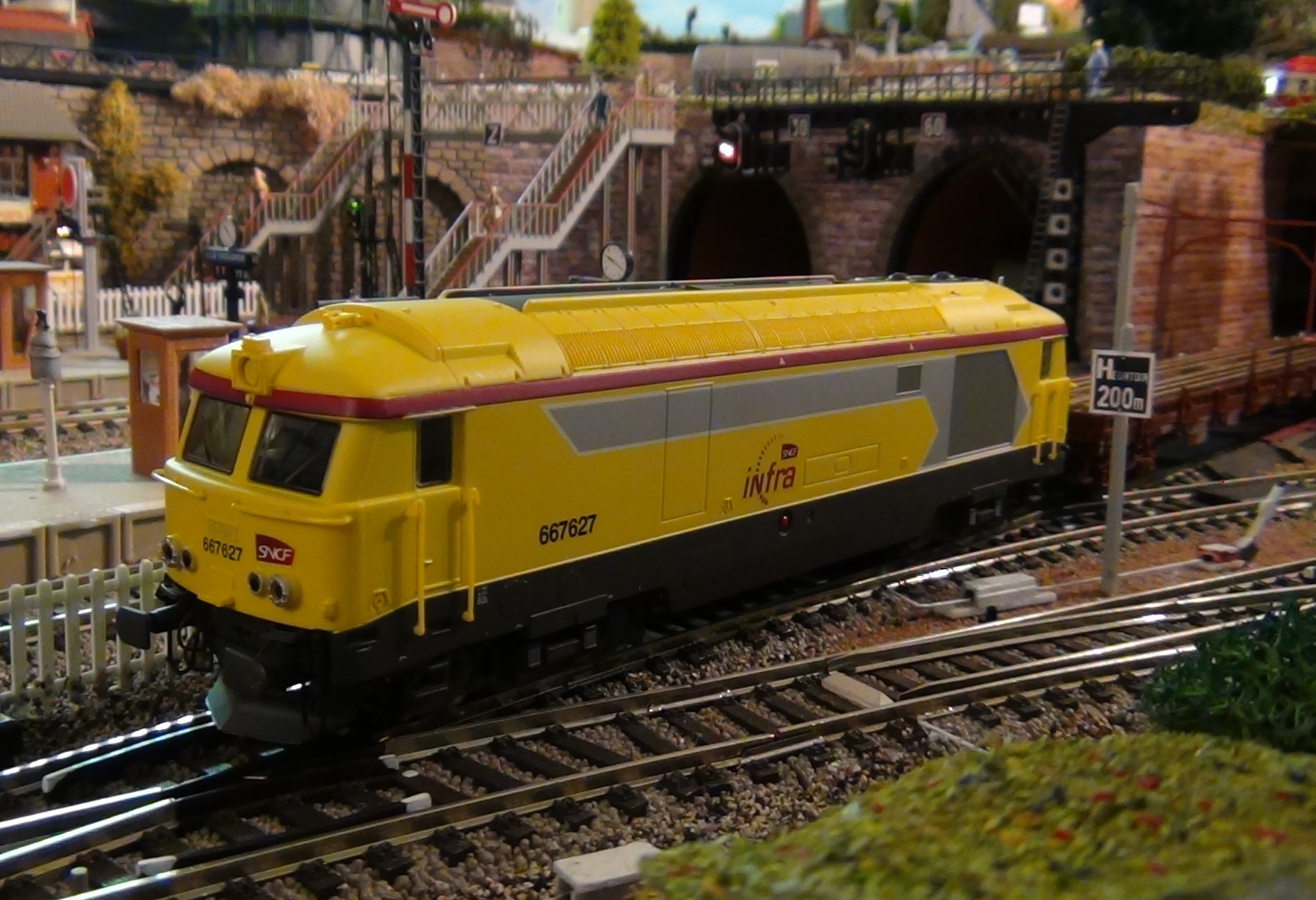 JOUEF : LA BB 67627 AUX COULEURS DE L'INFRA.